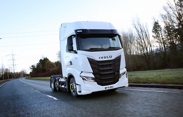 Iveco Unveil Three-axle CNG Tractor Unit - Transport News